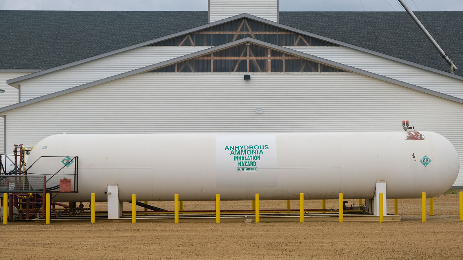 Fertilizer is a major pollutant. Why doesn't the government regulate it ...