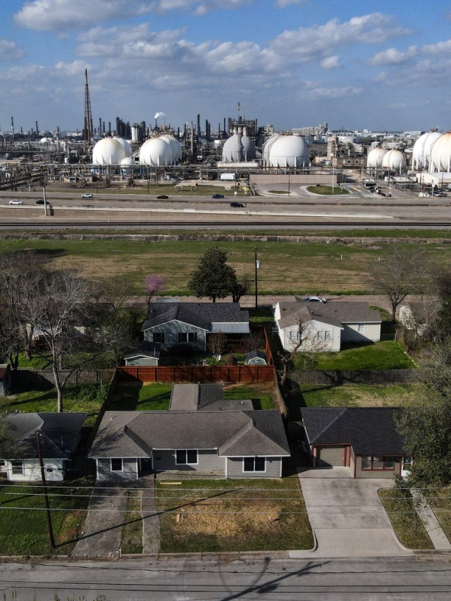 After a Houston-area chemical fire, toxic benzene lingered for weeks ...