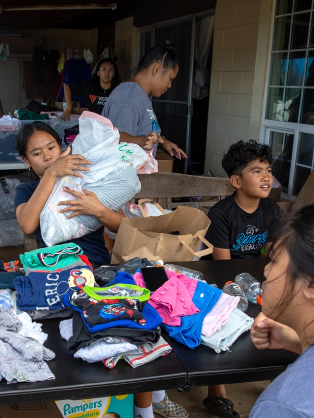 Maui fires: With government aid still spotty, locals funnel supplies to ...