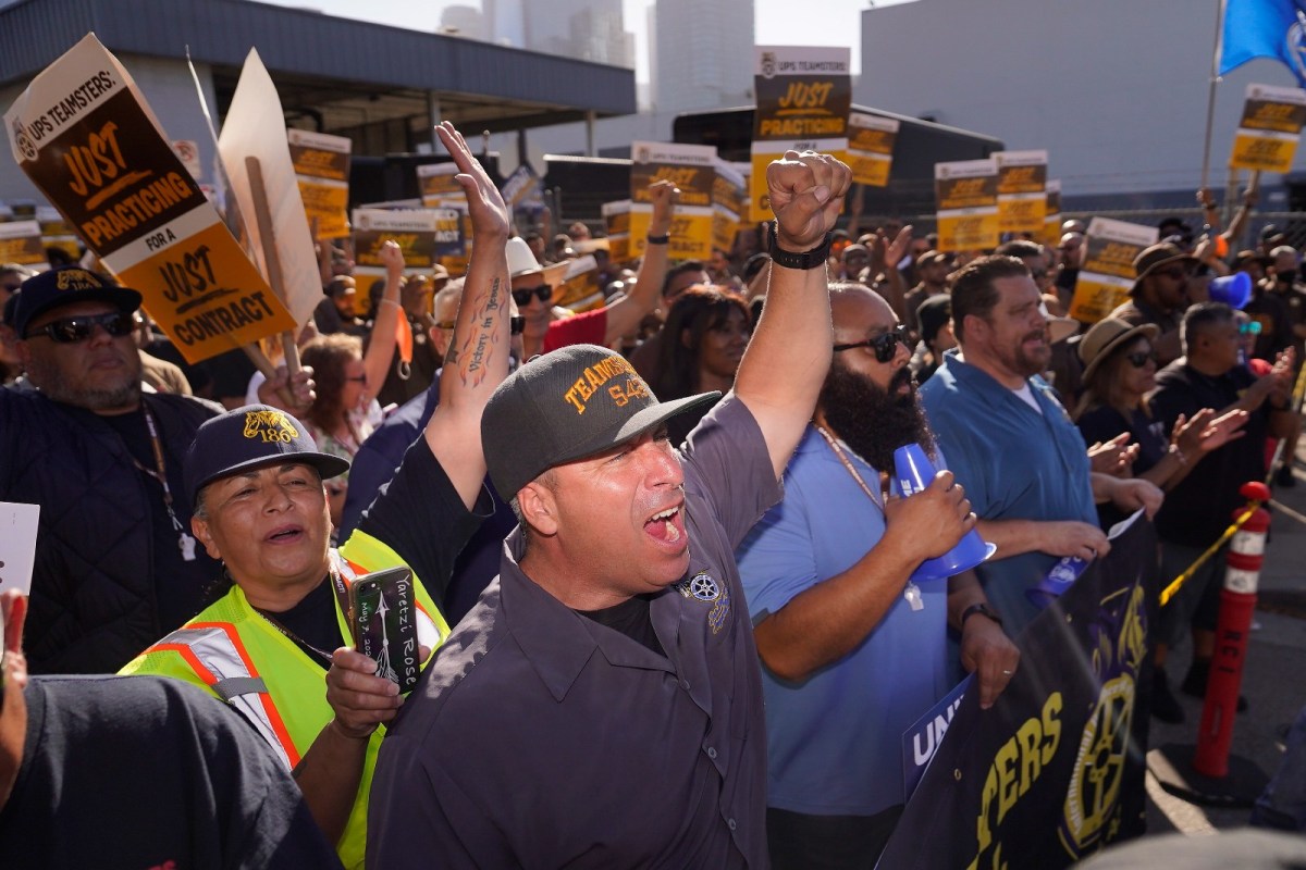 UPS workers win wage increases, AC in new union contract | Grist
