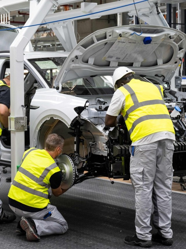 How the shift to electric vehicles is fueling the UAW strike | Grist