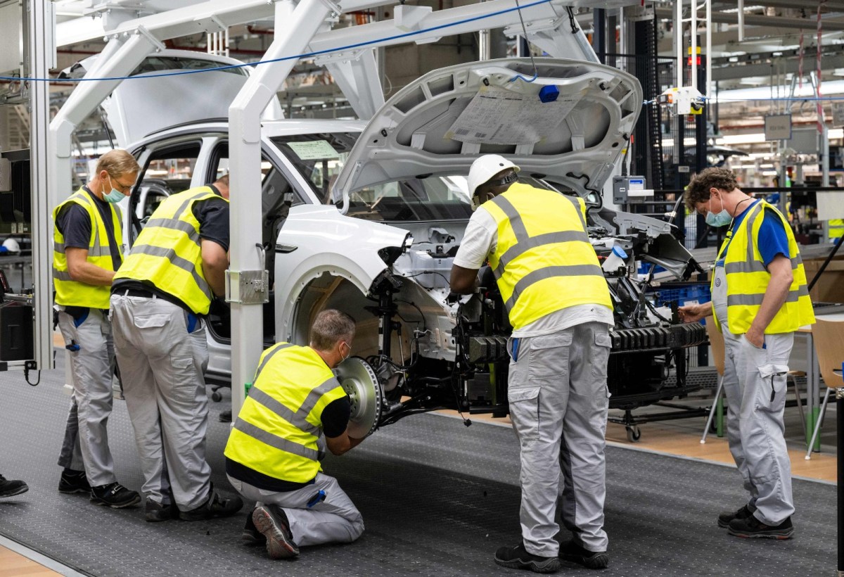 How the shift to electric vehicles is fueling the UAW strike | Grist