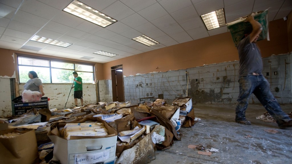 As climate risks mount, the insurance safety net is collapsing | Grist