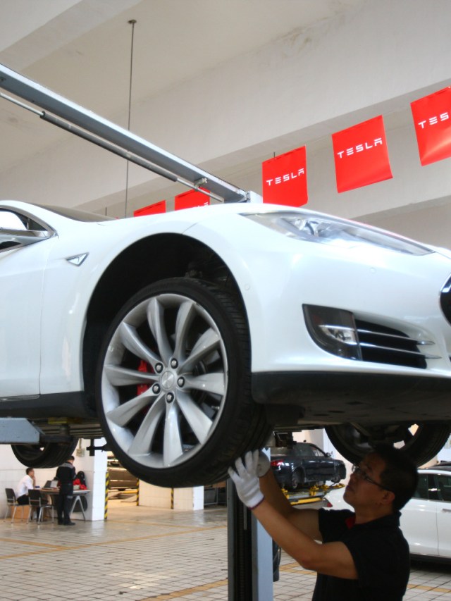 Tesla and Rivian signed a right-to-repair pact. Repair advocates are ...