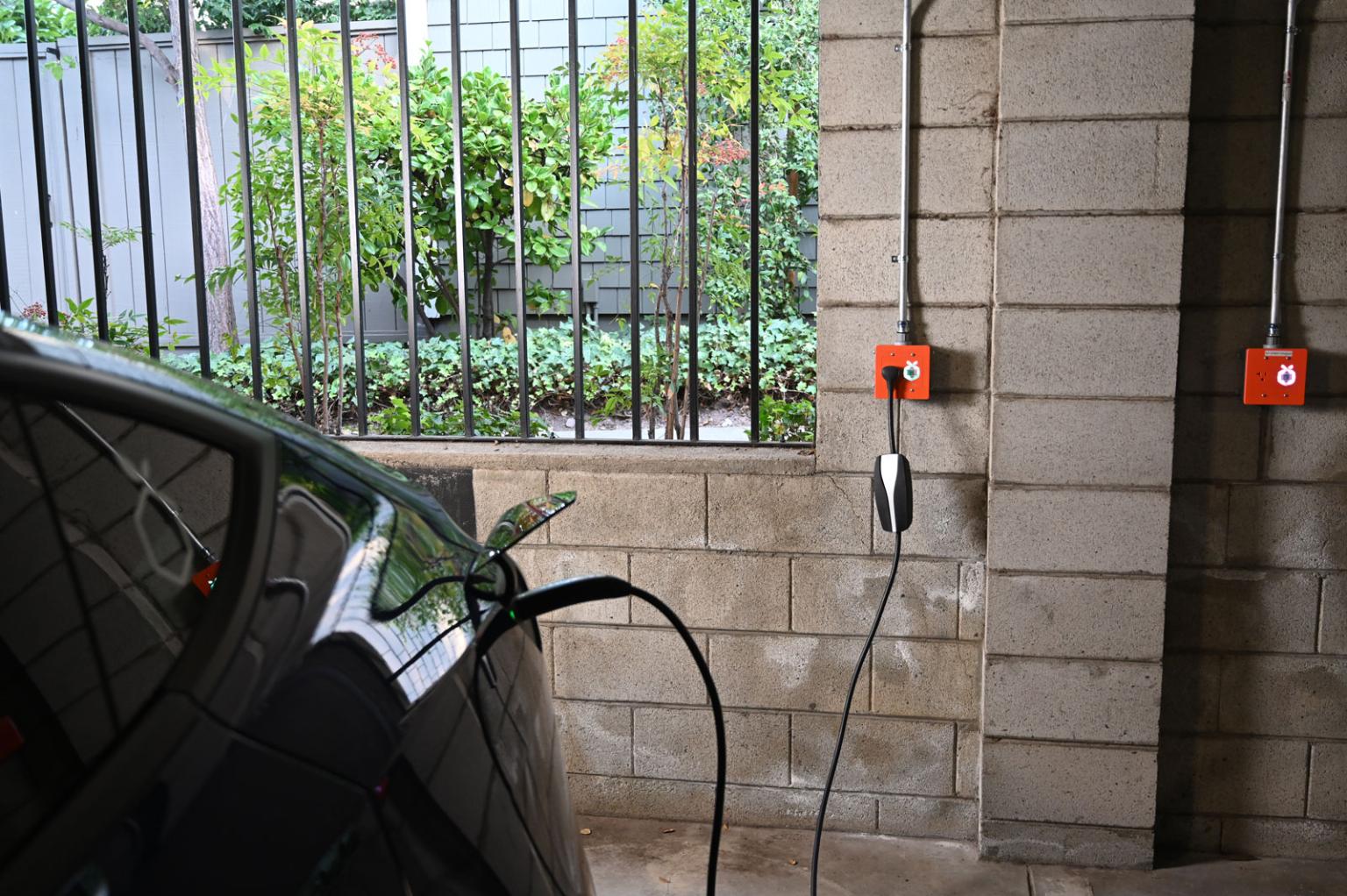 Why slow chargers may be the fastest way to get people into EVs | Grist