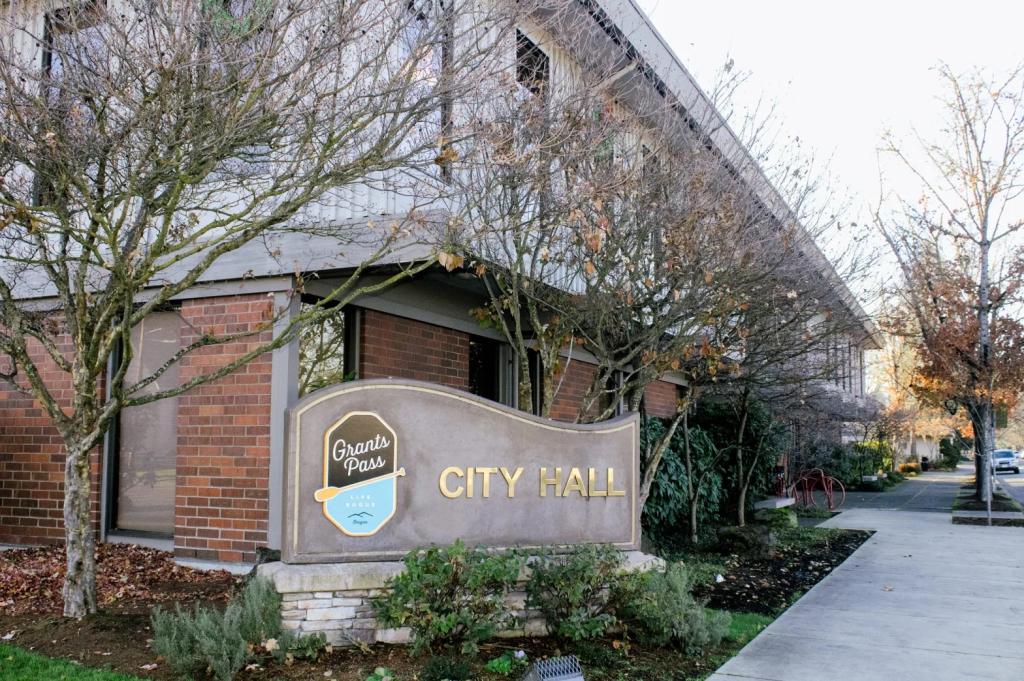 With limited resources, an Oregon town plans for climate change | Grist